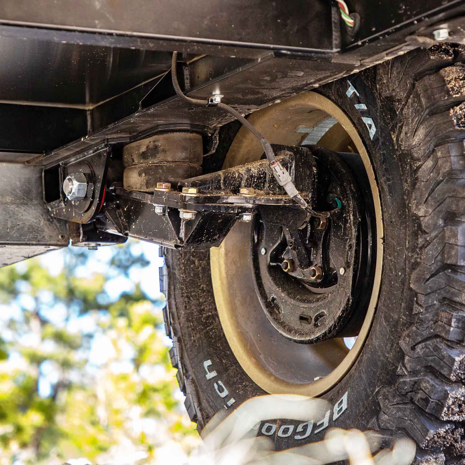 2000 lb HD Axle-Less Trailer Suspension w/ 4” Lift – Timbren